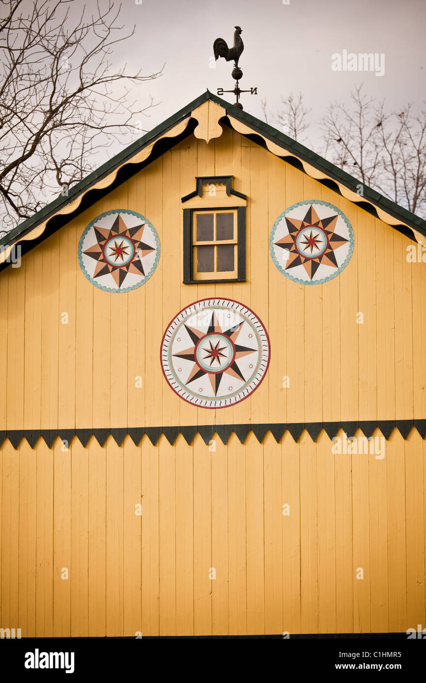 Traditional Amish barn with hex sign Mascot, PA Stock Photo - Alamy
