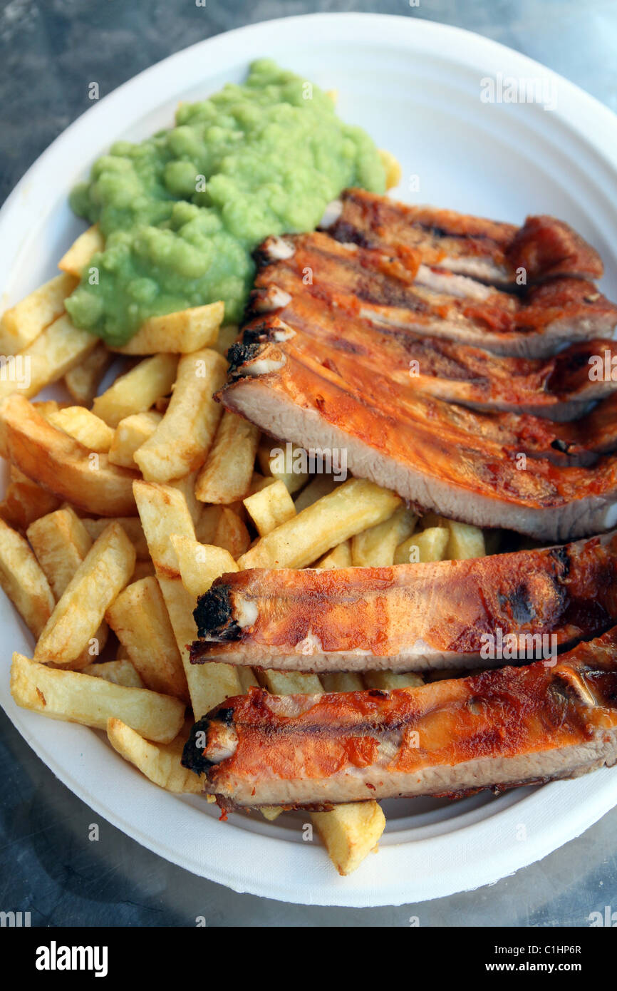 UK. SPARE RIBS, CHIPS AND MASHED PEAS LUNCH MEAL AT A LONDON TAKE AWAY ...