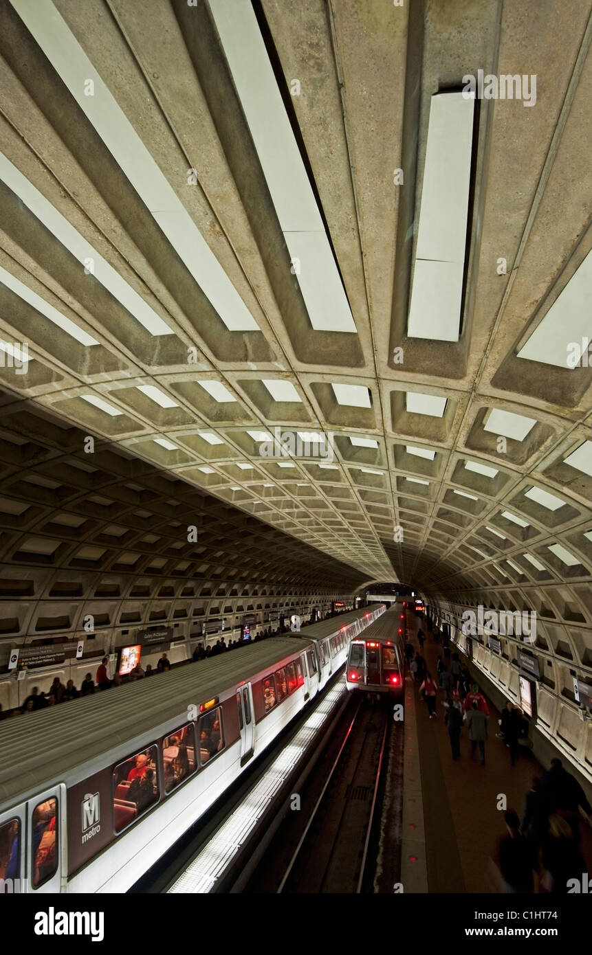 The Washington DC subway Metro Rail train and tunnel Stock Photo - Alamy
