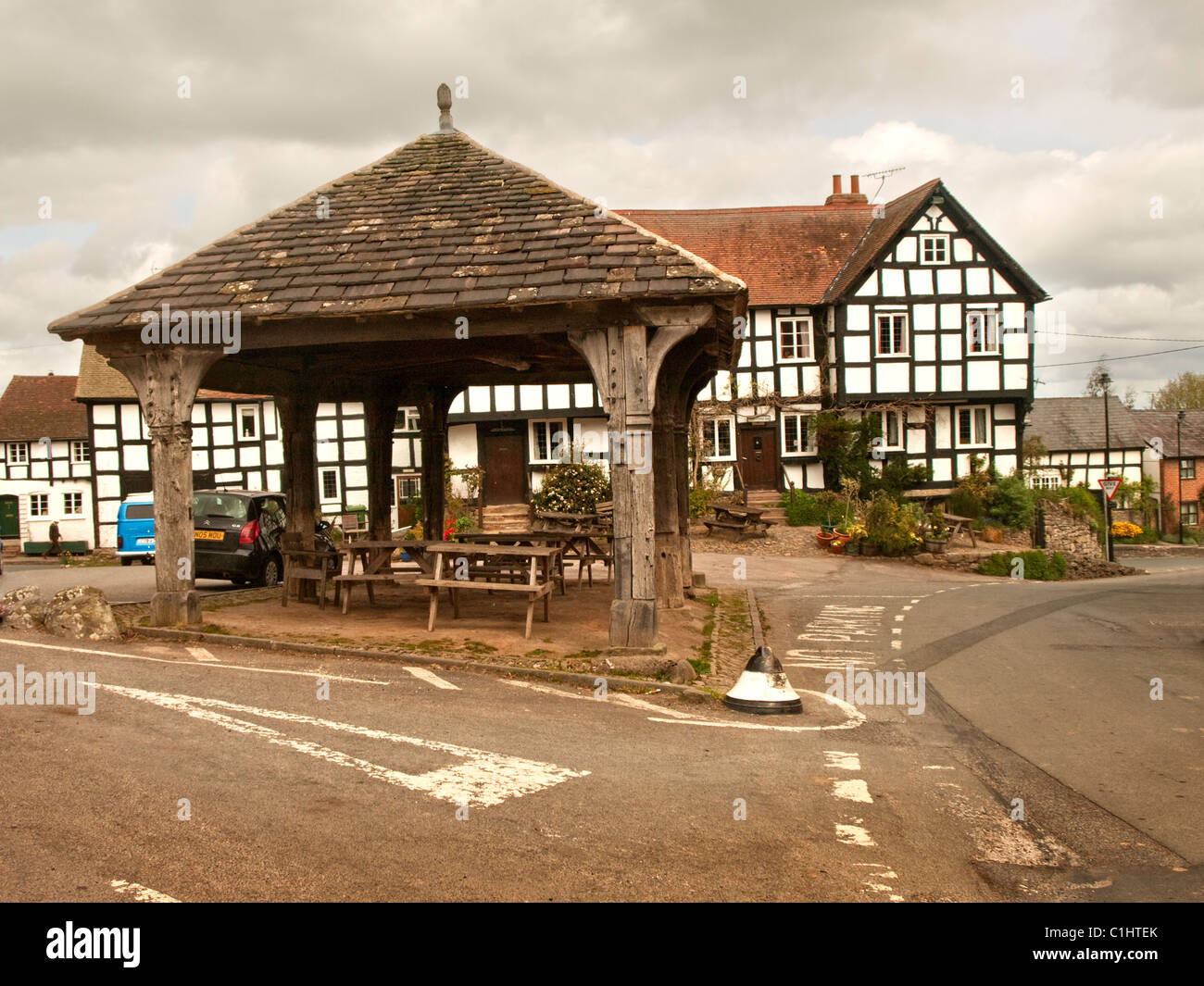 Pembridge new inn hi-res stock photography and images - Alamy