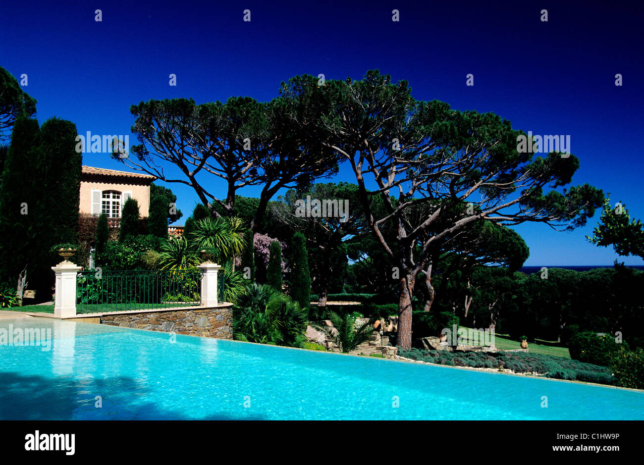 Villa provence pool hi-res stock photography and images - Alamy