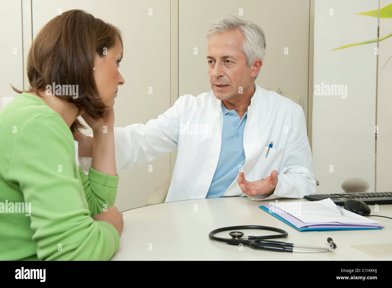 Doctor talking female patient Stock Photo - Alamy