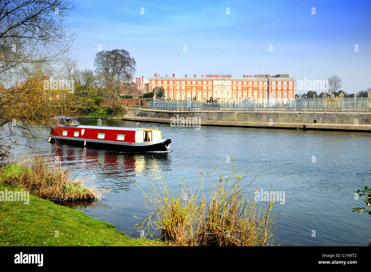 Hampton Court palace,River Thames,London Stock Photo - Alamy