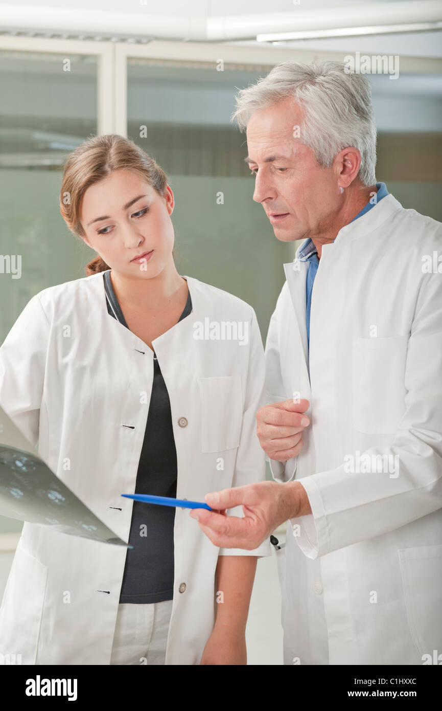 Doctor and doctor's assistant x-ray talking Stock Photo - Alamy