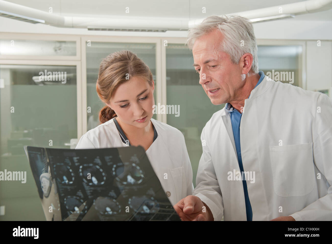 Doctor and doctor's assistant x-ray talking Stock Photo - Alamy