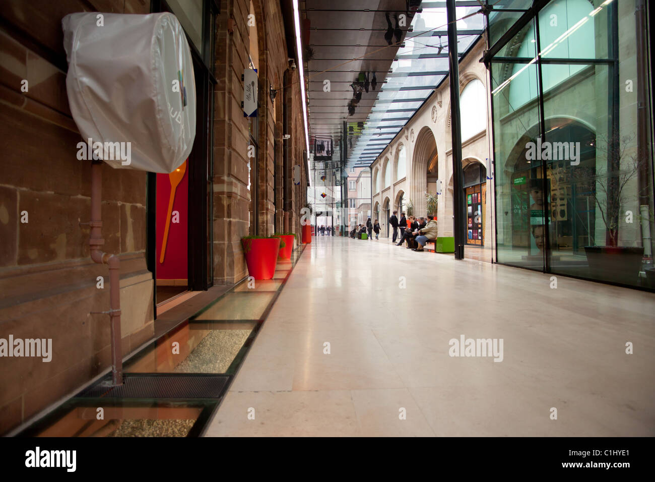 Shopping center lobby hi-res stock photography and images - Alamy