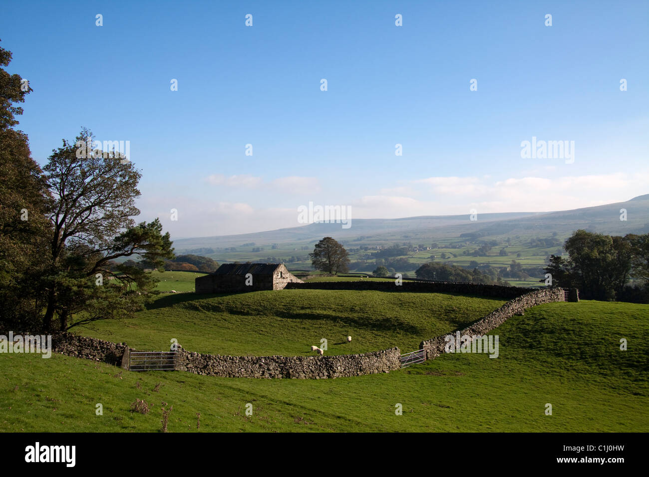 Farm gates stone walls hi-res stock photography and images - Alamy