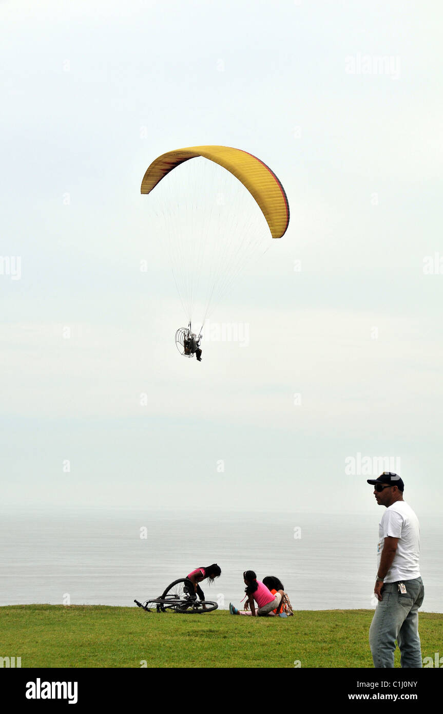 Motorised parachute hi-res stock photography and images - Alamy