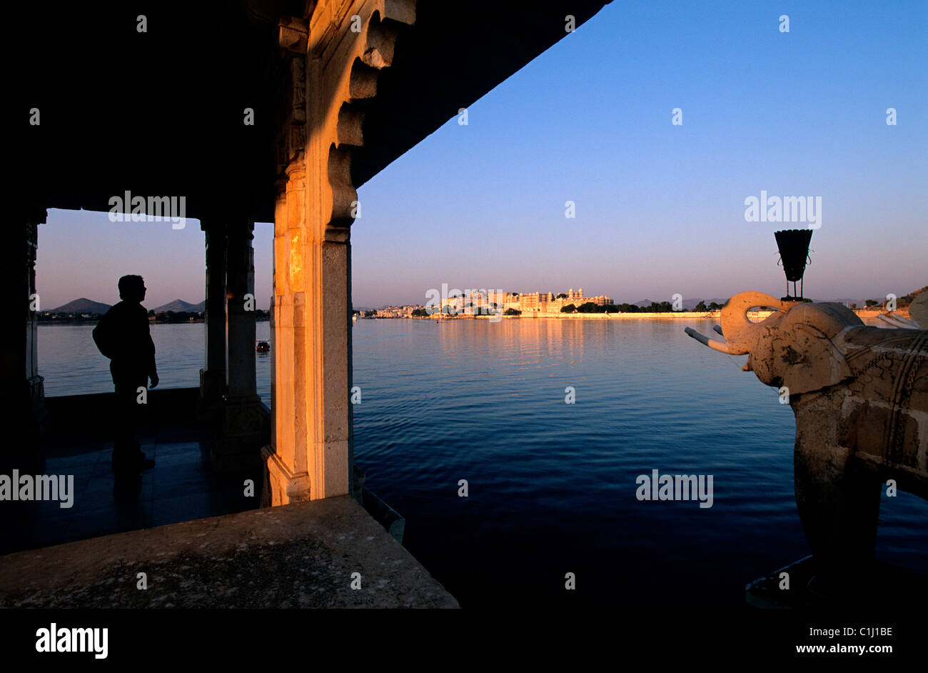 City palace and lake pichola hi-res stock photography and images - Alamy