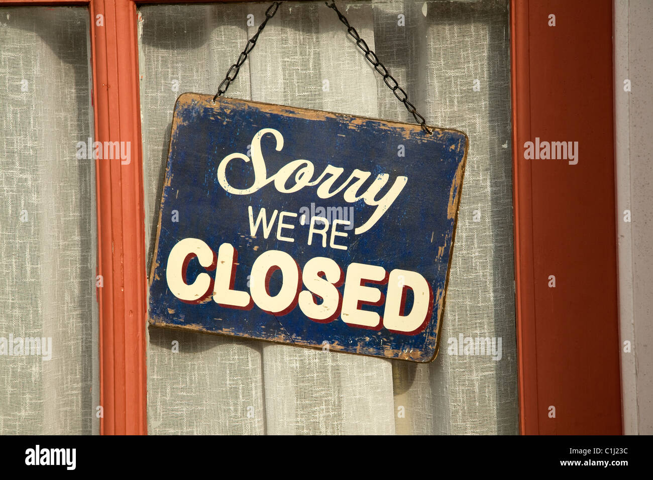 Sorry we're closed sign in shop window Stock Photo - Alamy