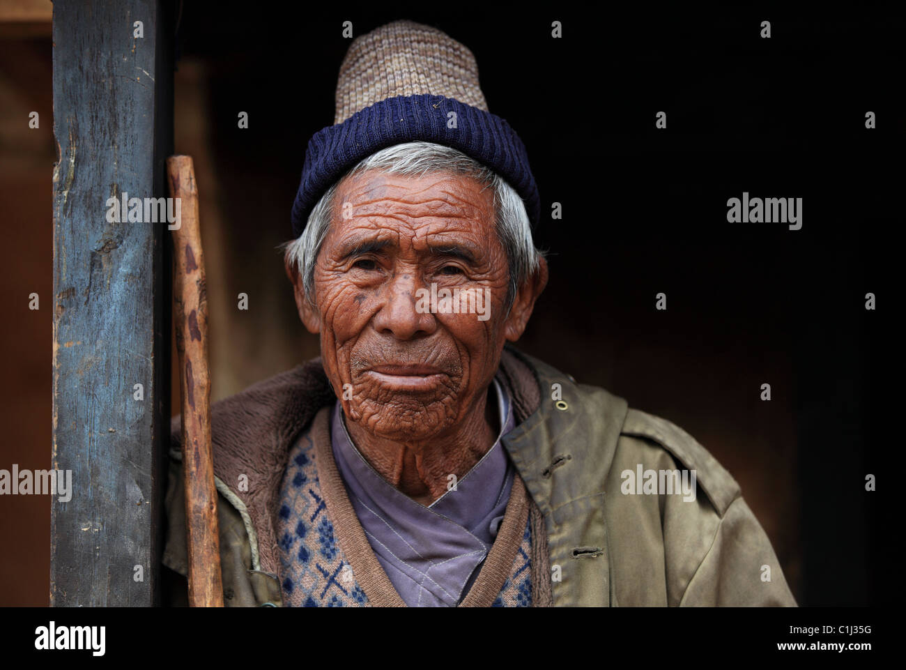 Nepali man in the Himalaya Stock Photo - Alamy