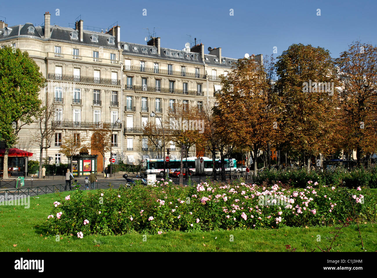 Garden in Paris with buildings in the background Stock Photo - Alamy