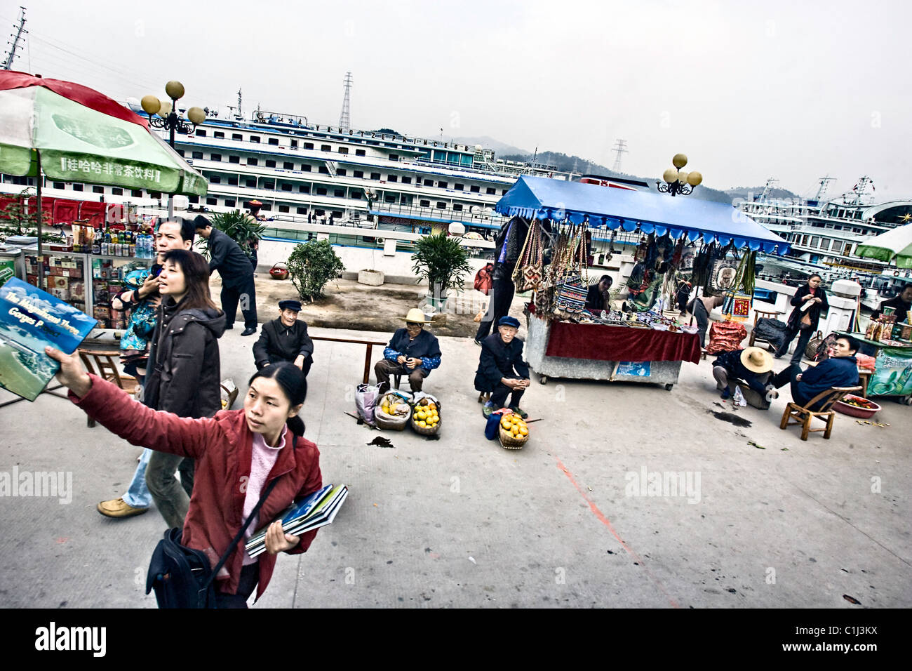 CHINA, SANDOUPING: Vendors selling souvenirs and books about the Three ...