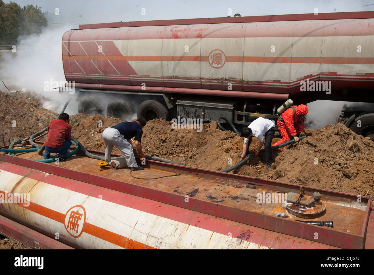 Acid leak in China Rescuers examine the leak of 85 tons of deadly ...