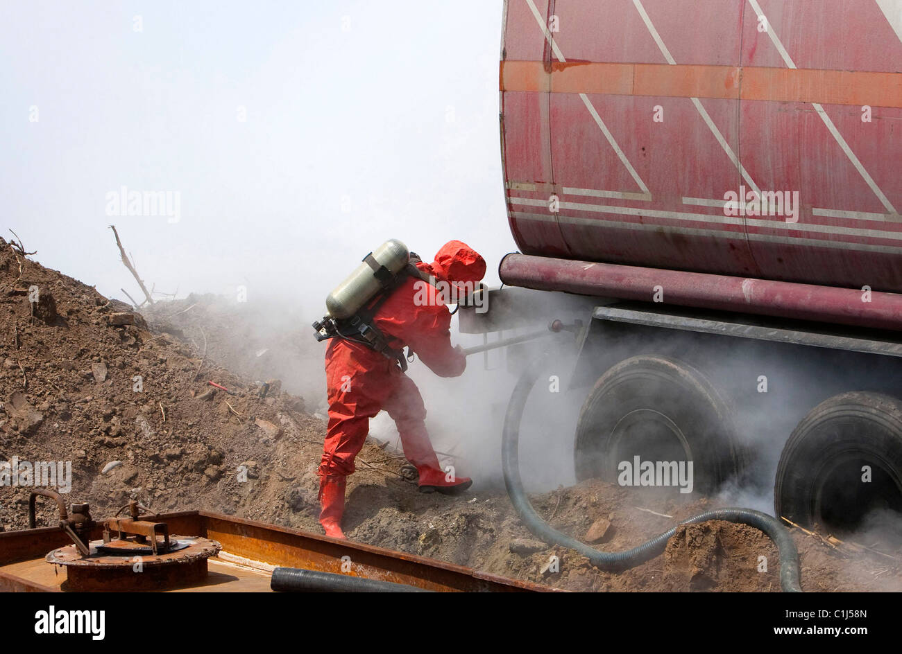 Acid leak in China Rescuers examine the leak of 85 tons of deadly ...