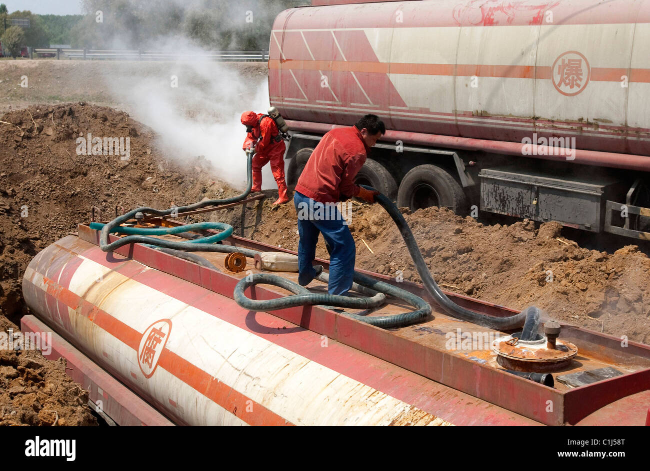 Acid leak in China Rescuers examine the leak of 85 tons of deadly ...