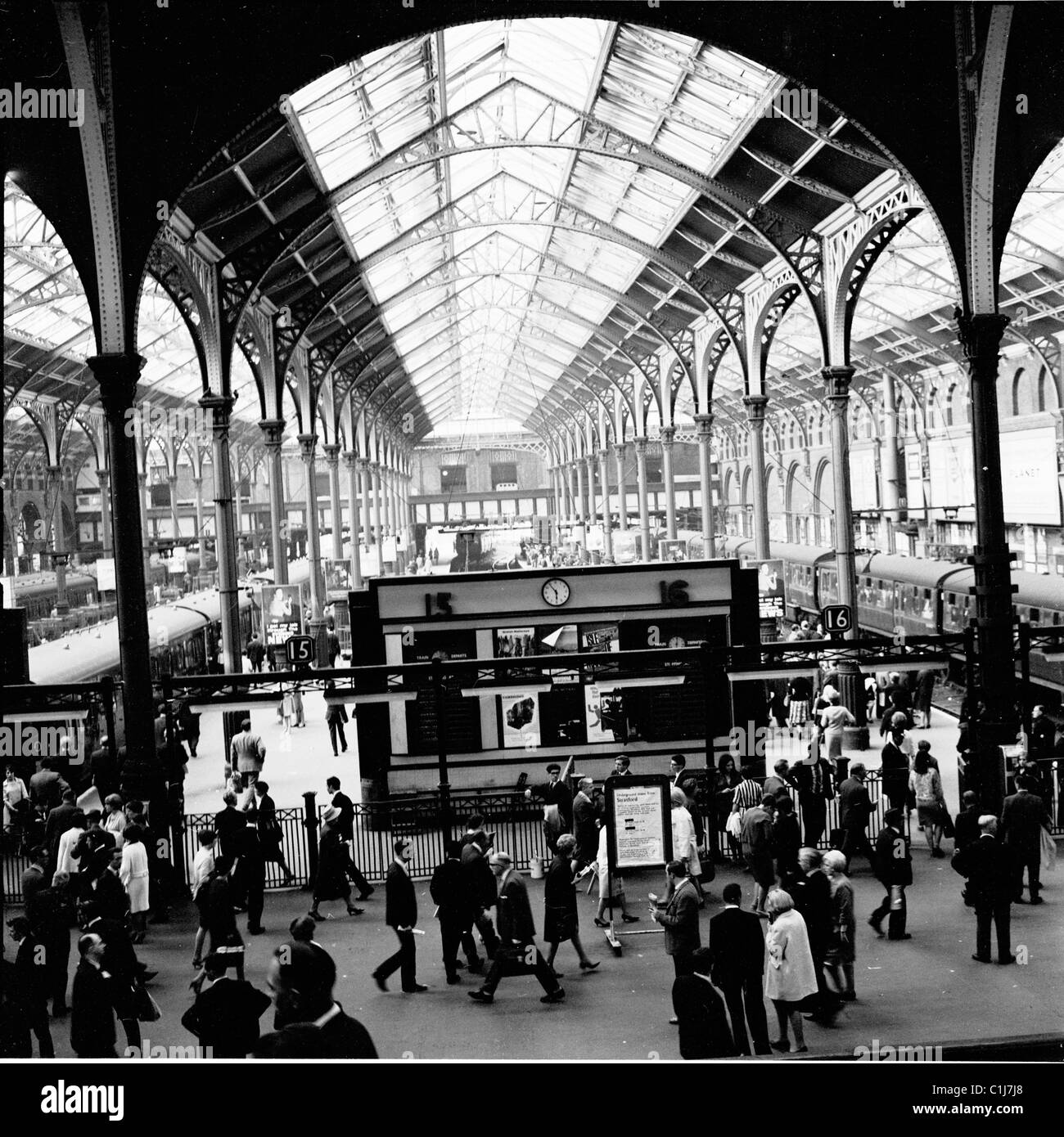 Trains at london victoria station Black and White Stock Photos & Images ...