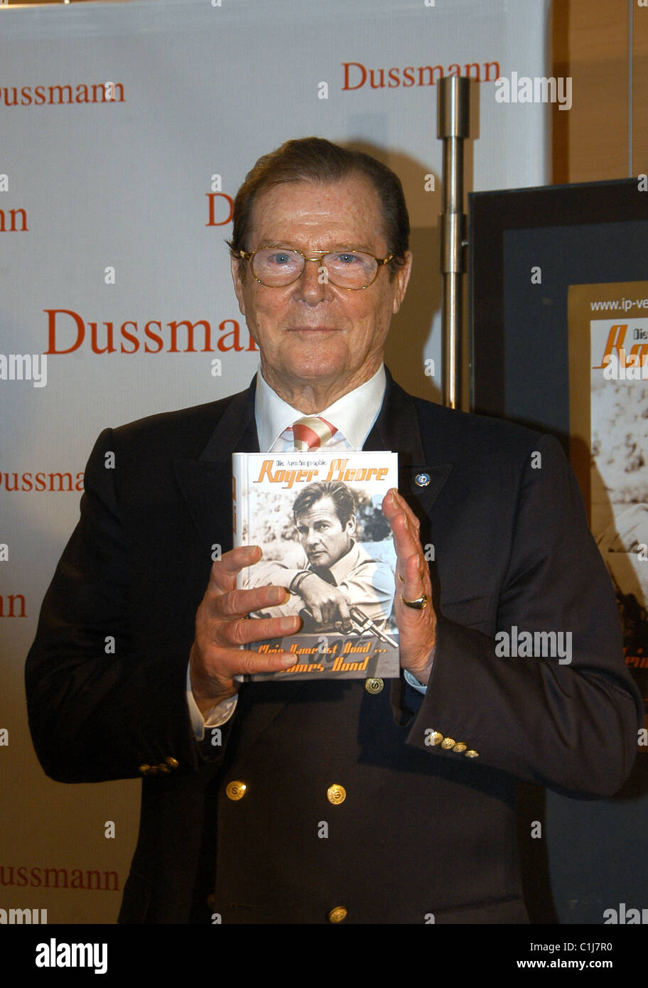 Roger Moore signs his autobiography at Kulturkaufhaus Dussmann Berlin ...