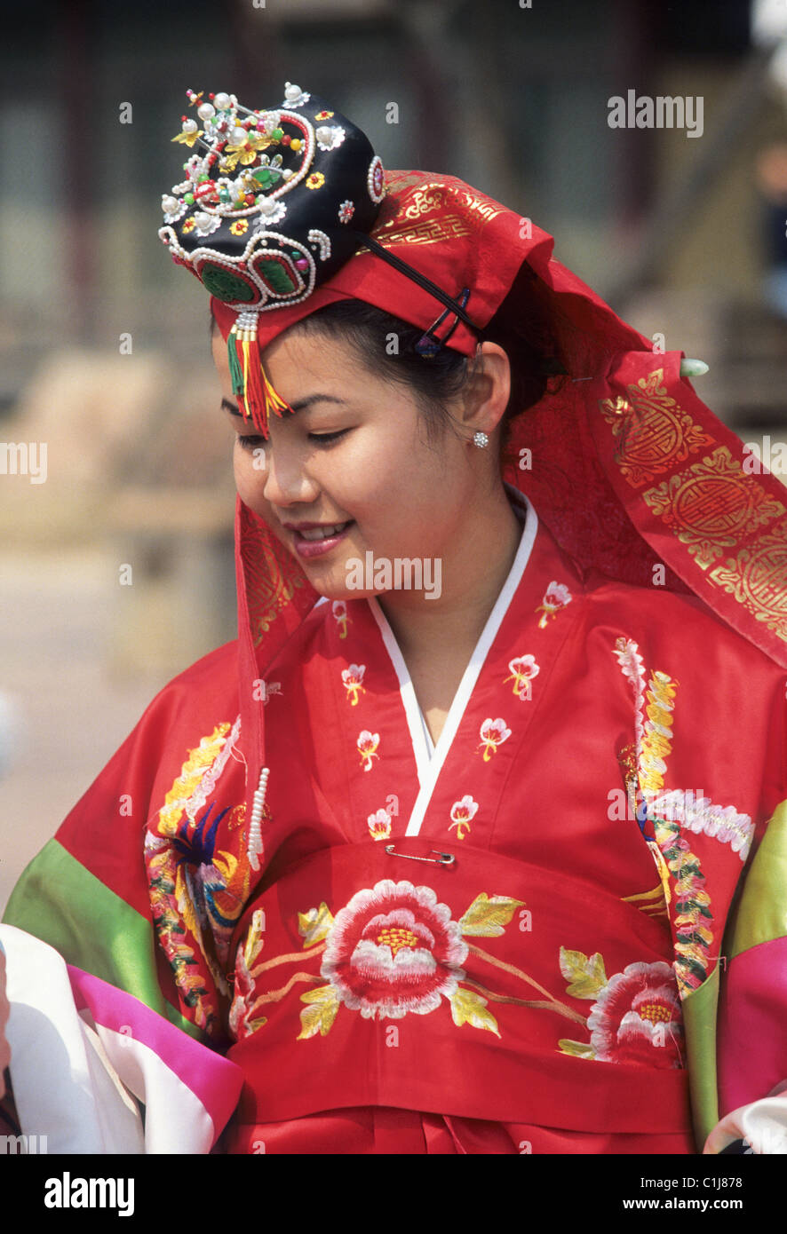 Elk138-1508 Korea, Seoul, Korean Folk Village woman in traditional ...