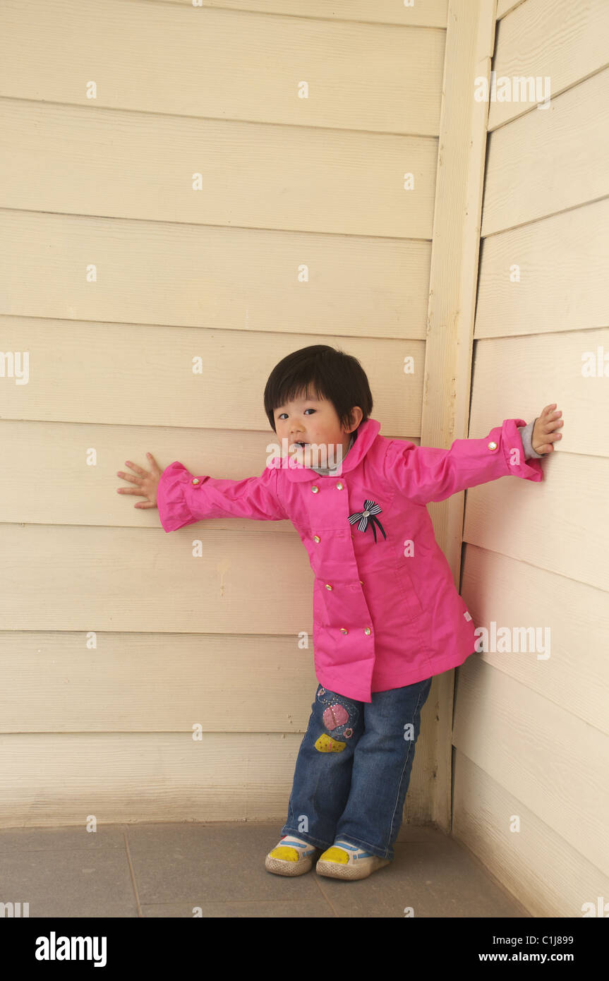 Children look at wall hi-res stock photography and images - Alamy