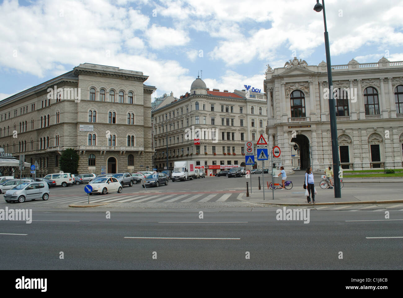 General-View showing street and buildings in Vienna City, Austria Stock ...