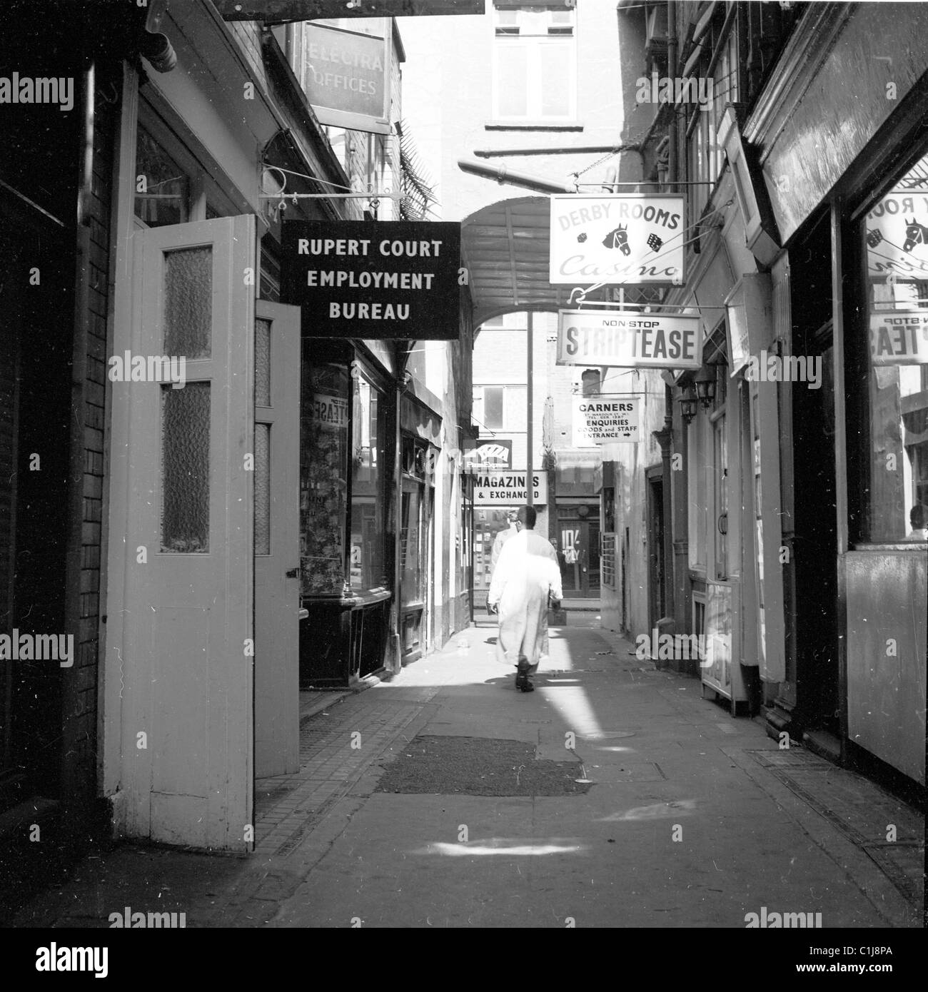 London alleyway 1950s hi-res stock photography and images - Alamy