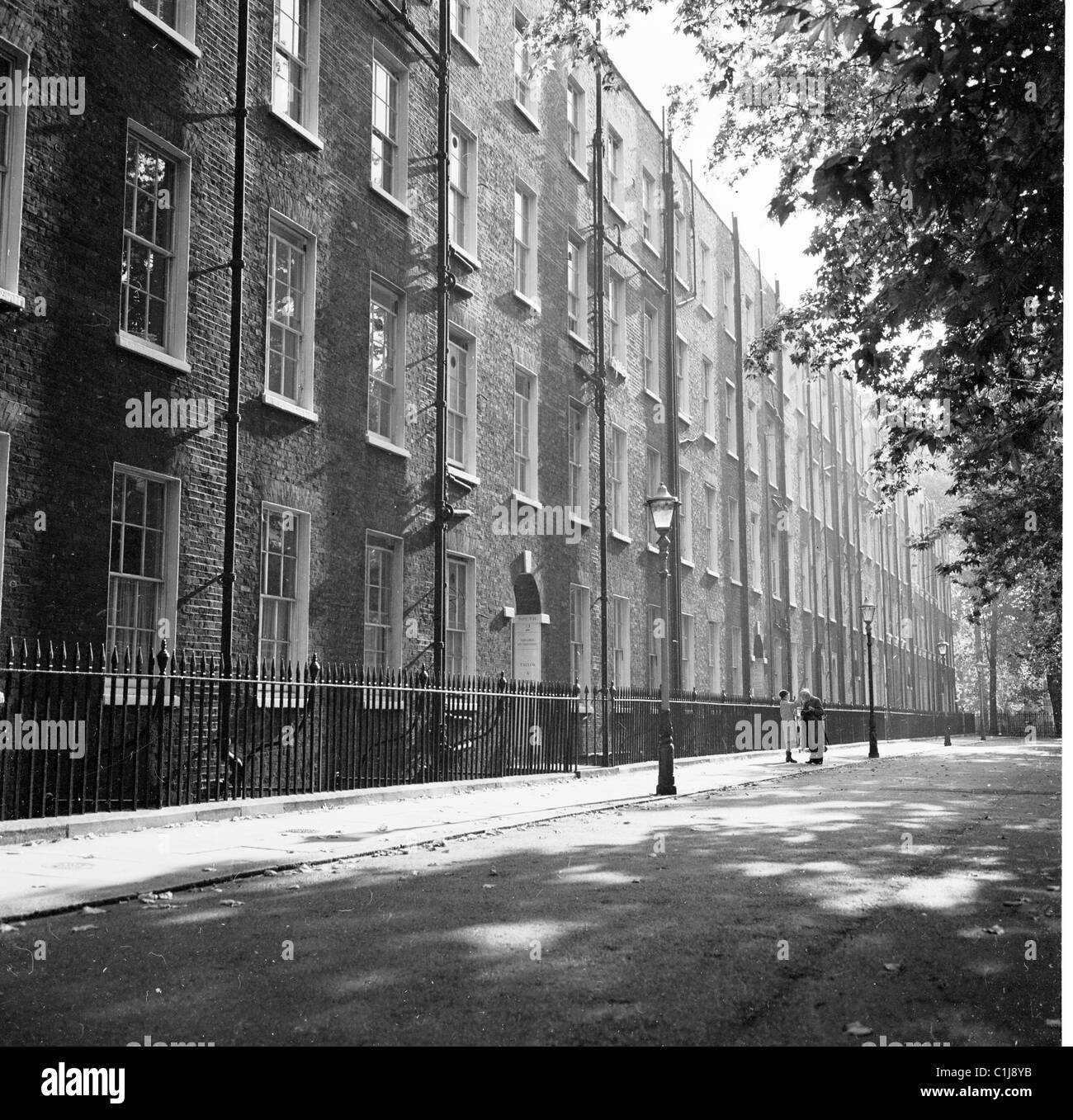 Terraced housing 1950s hi-res stock photography and images - Alamy