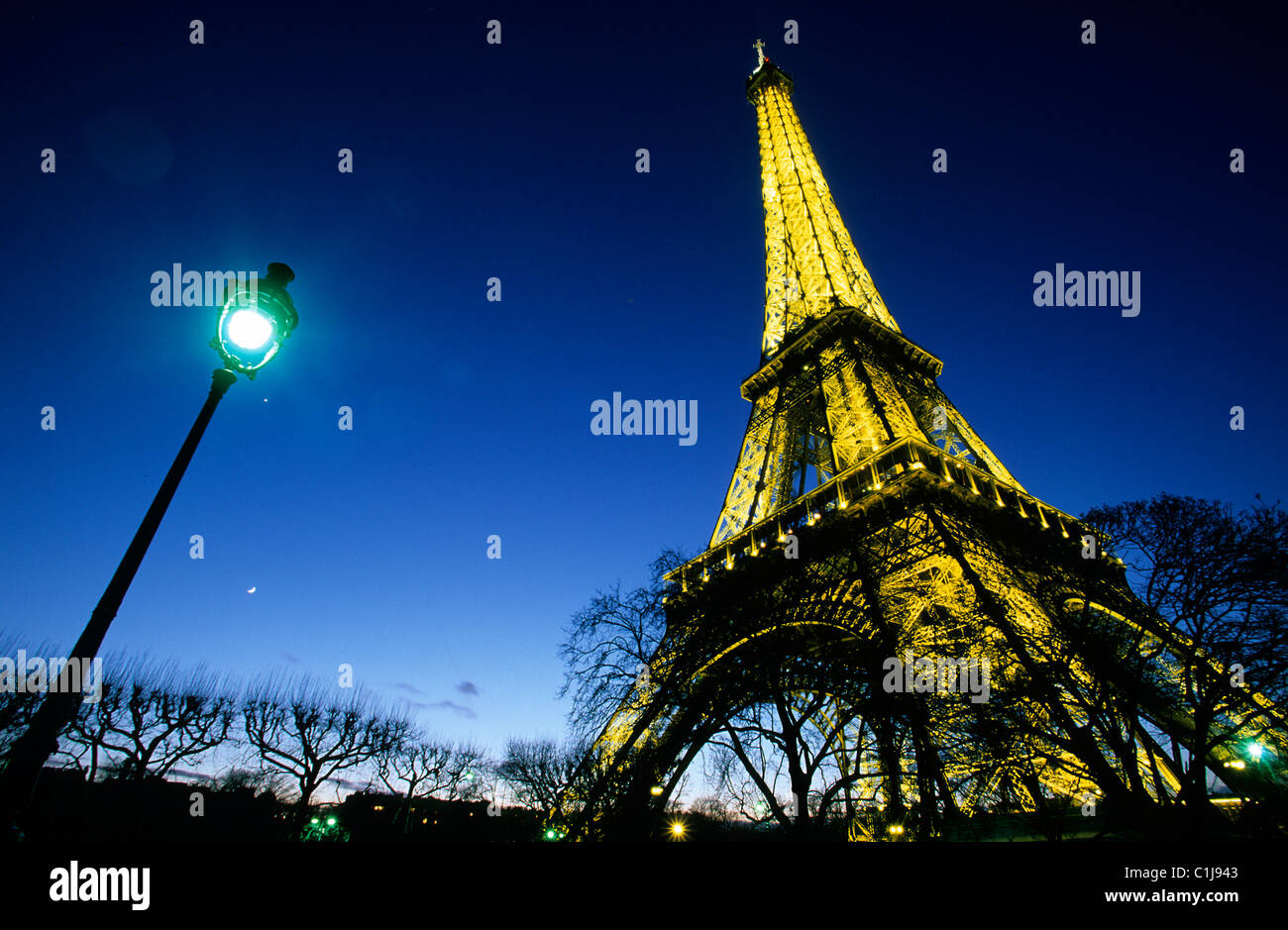 France, Paris, the Eiffel Tower illuminated (© SETE-Illuminations ...