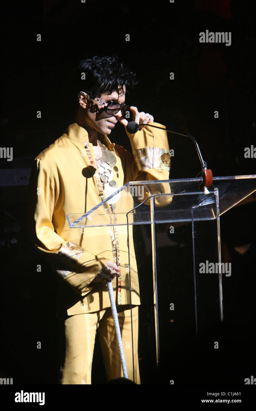 Musician Prince Apollo Theater 75th anniversary gala at the Apollo ...