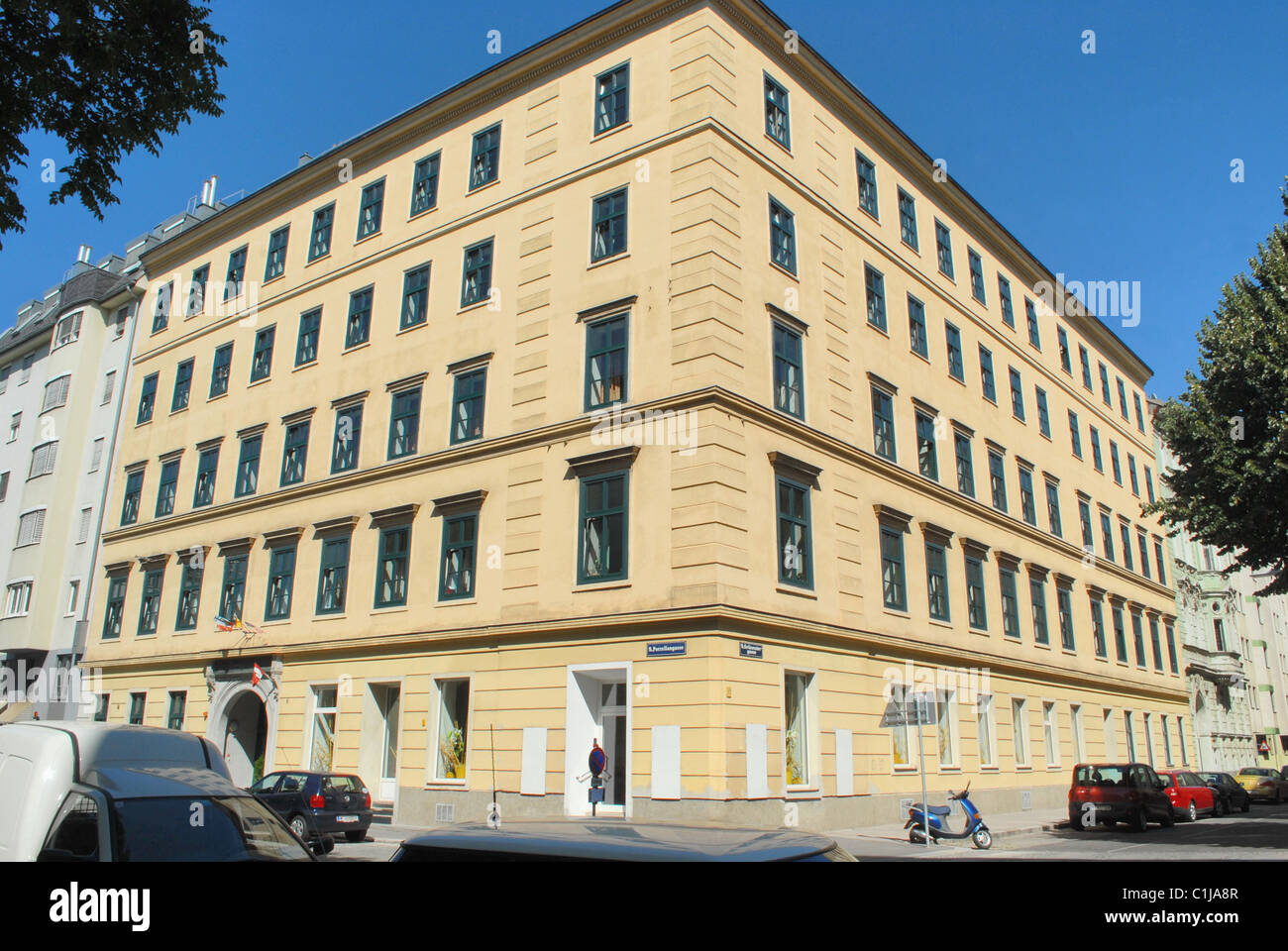 Hostel building hi-res stock photography and images - Alamy