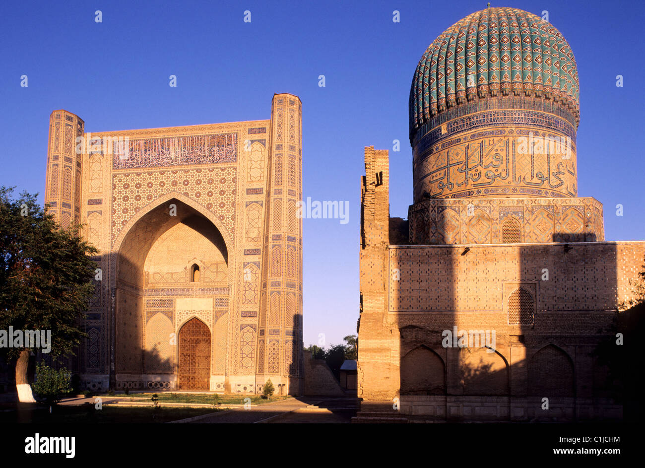 Uzbekistan, Samarkand, the mosque of Bibi Khanoum Stock Photo - Alamy