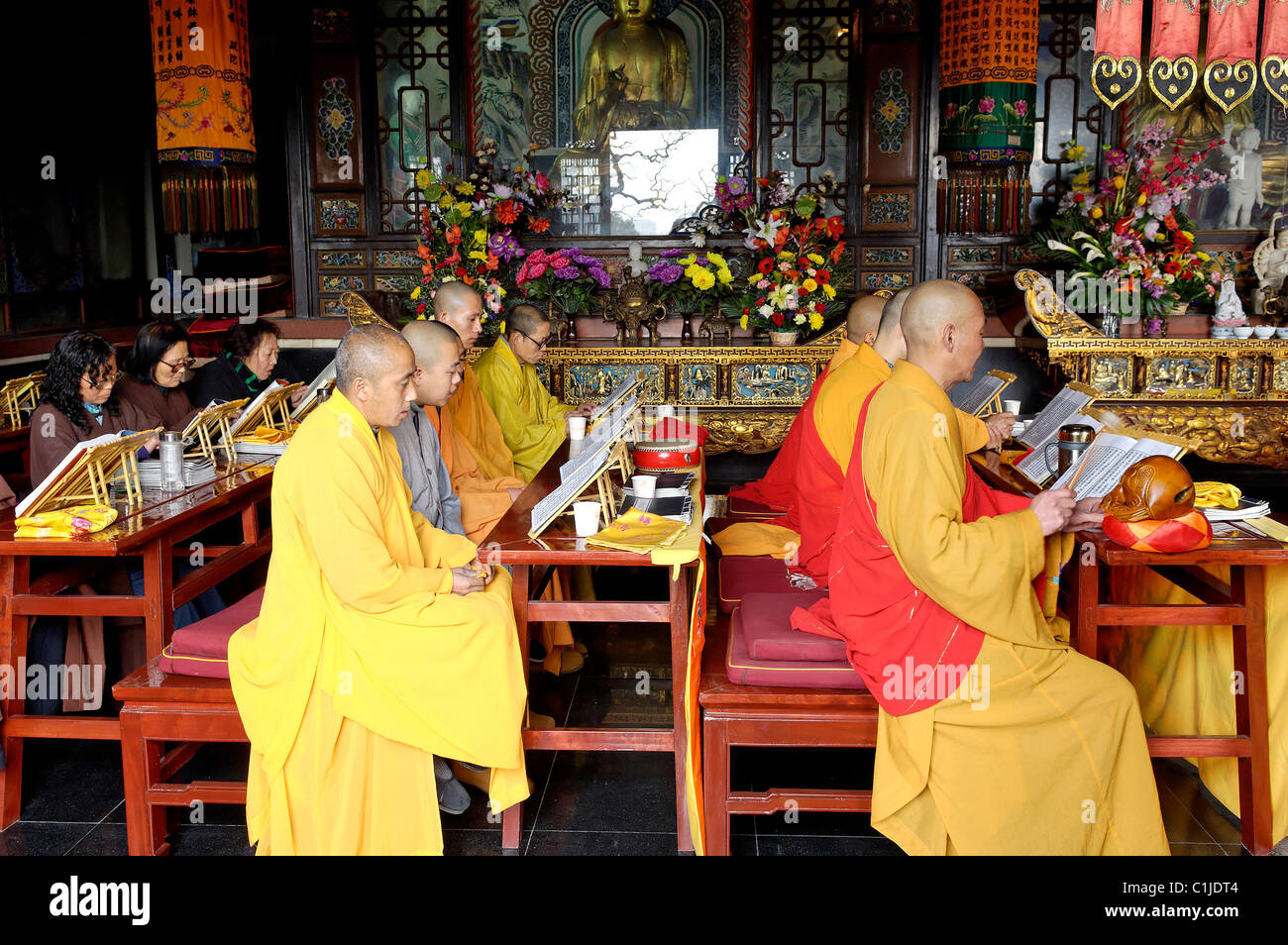 Monks prayer at great wild goose pagoda or dayanta hi-res stock ...