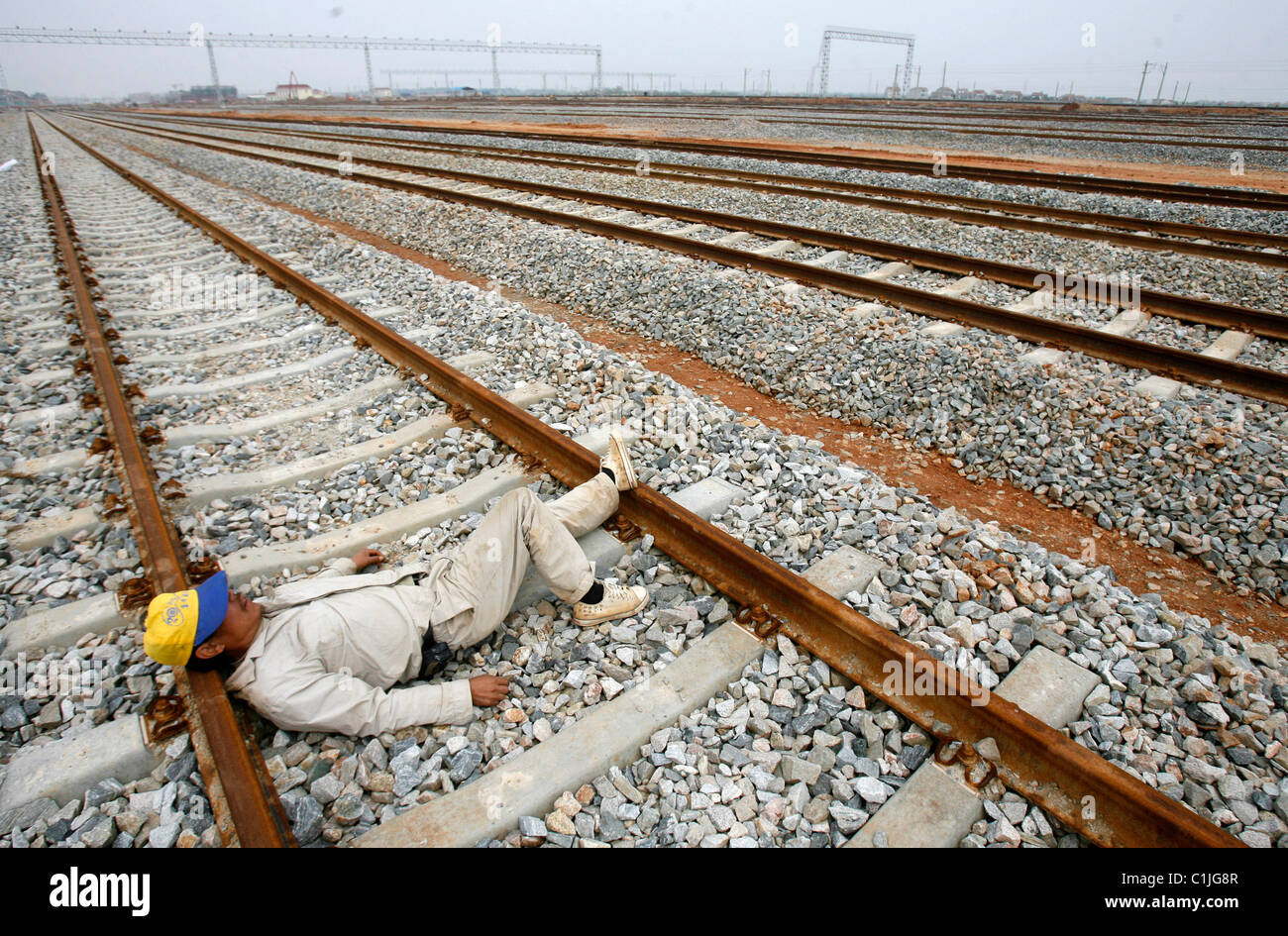 Chinese Supertrain Workers on China's new super high speed rail link ...