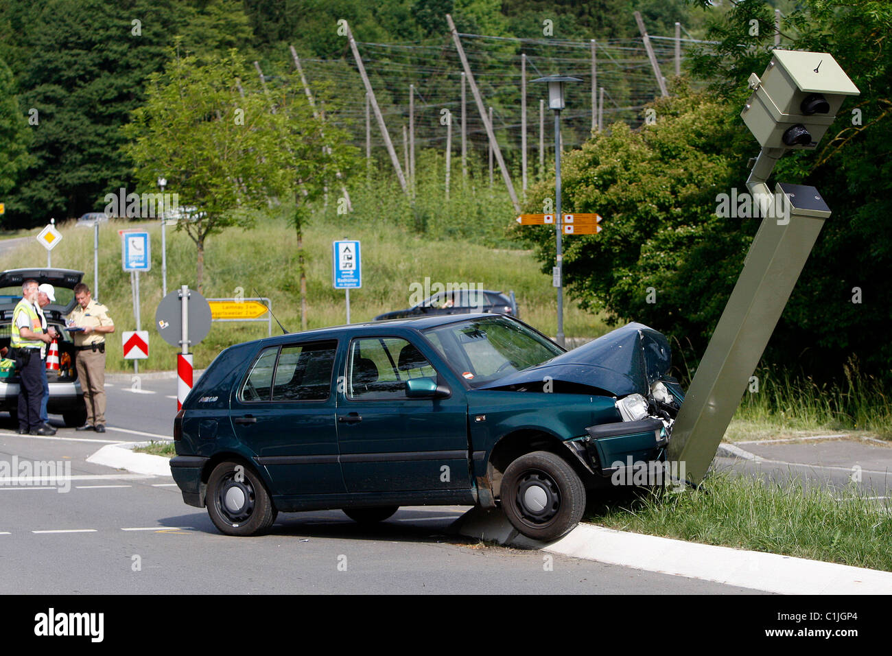A VW Golf crashes into a speeding camera in Tettnang Tannau Tannau ...