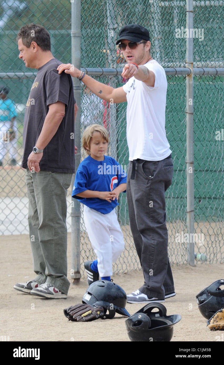Ryan Phillippe and Deacon Reese Phillippe Ryan Phillippe watches his ...