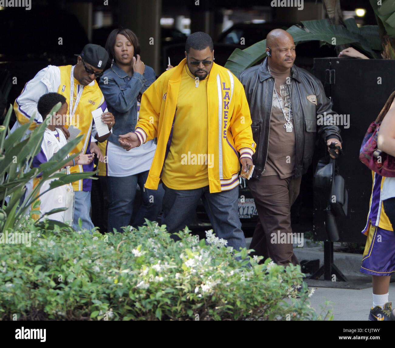 Ice Cube arrives for the first game of the NBA National Championship ...