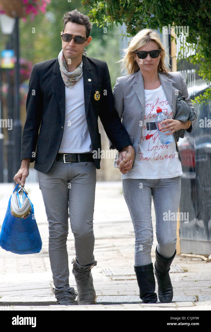 Red writing kate moss jamie hince 140609 hi-res stock photography and ...