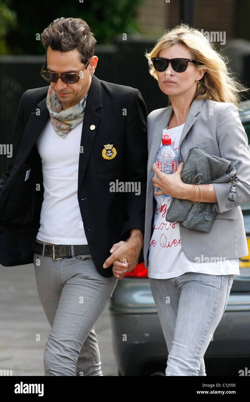 Red writing kate moss jamie hince 140609 hi-res stock photography and ...