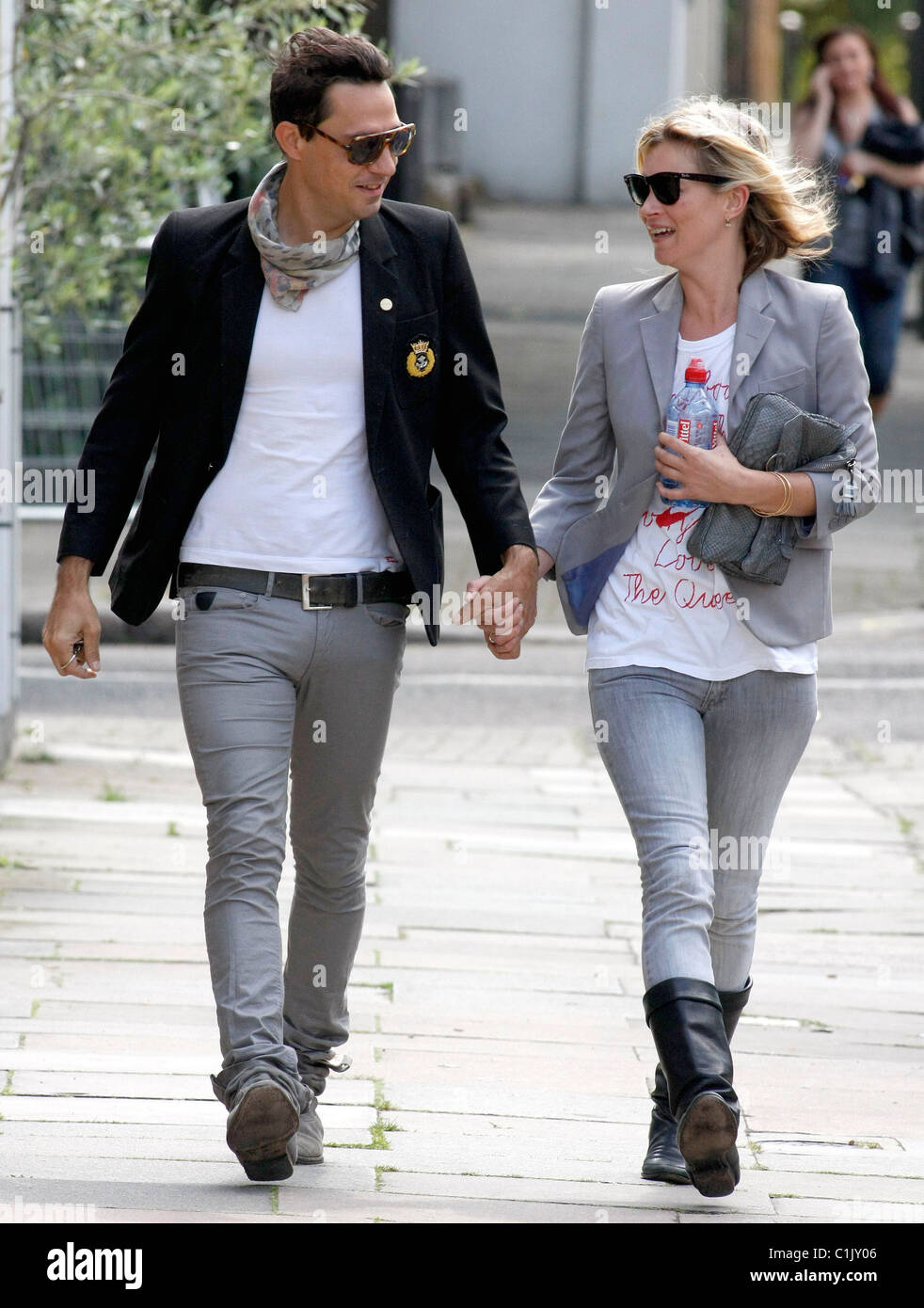 Red writing kate moss jamie hince 140609 hi-res stock photography and ...