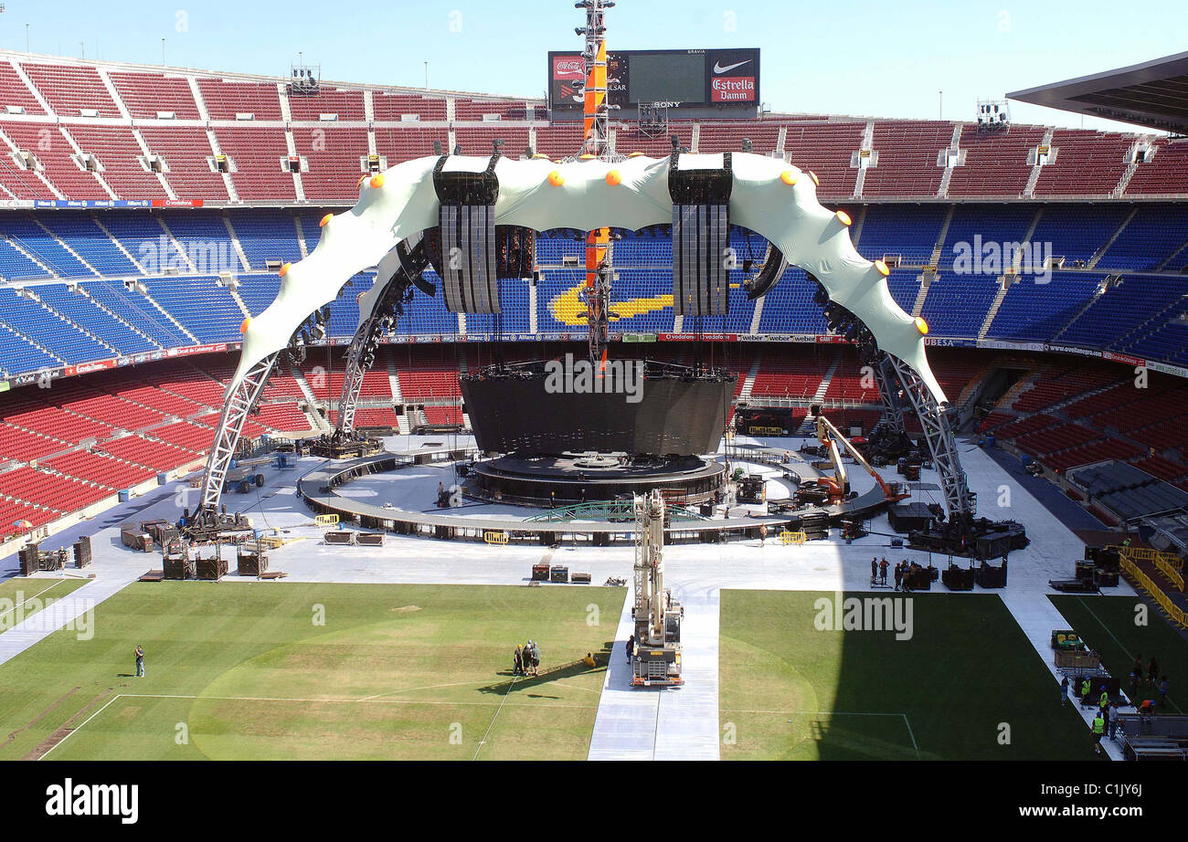 Construction takes place on the gigantic stage for U2's 360 degrees ...