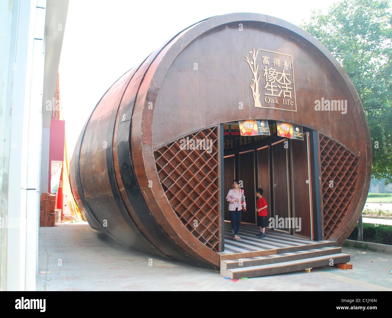 World's largest barrel Tourists admire the world's largest barrel ...