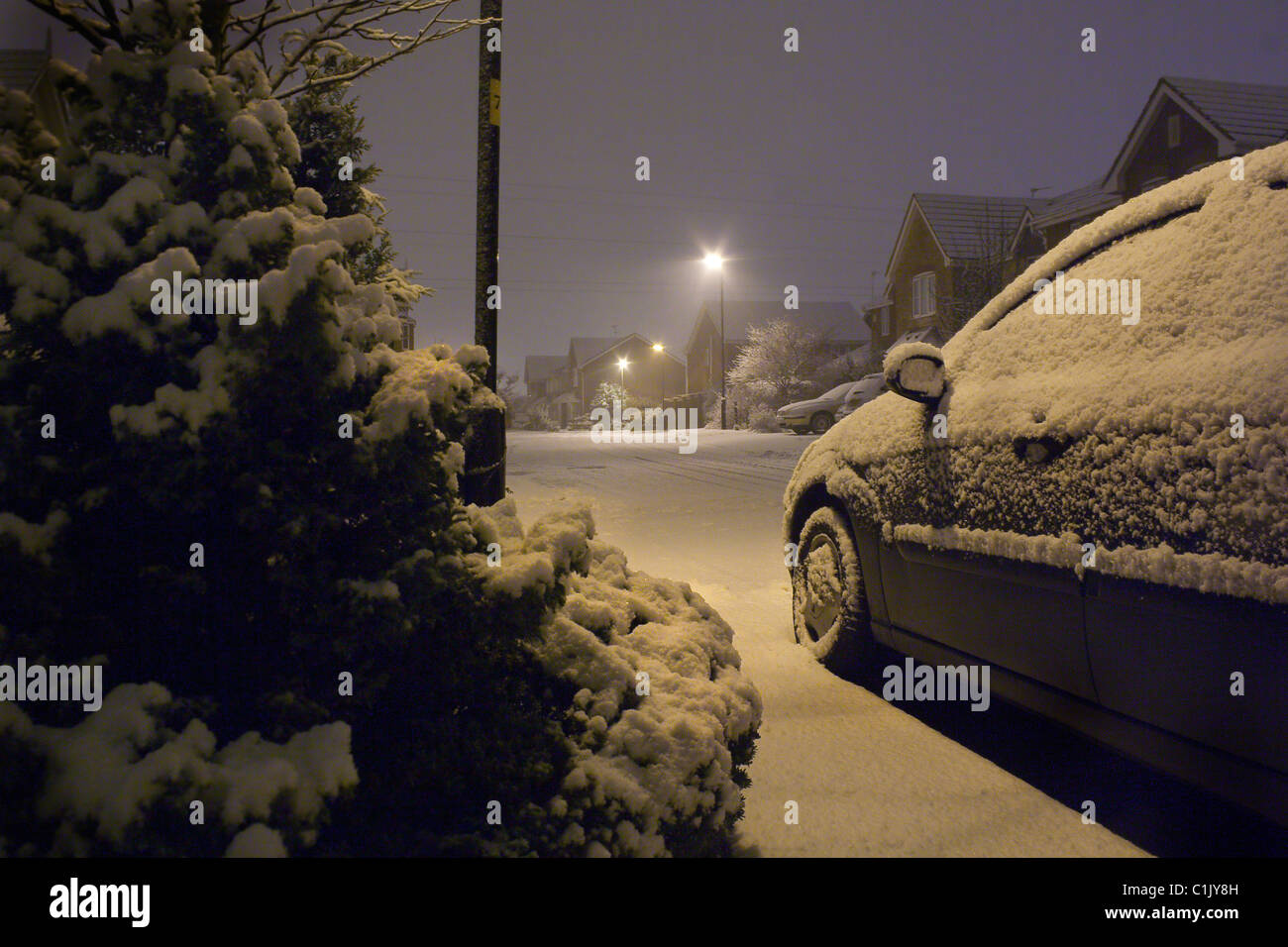 Night snowing snow scene street hi-res stock photography and images - Alamy