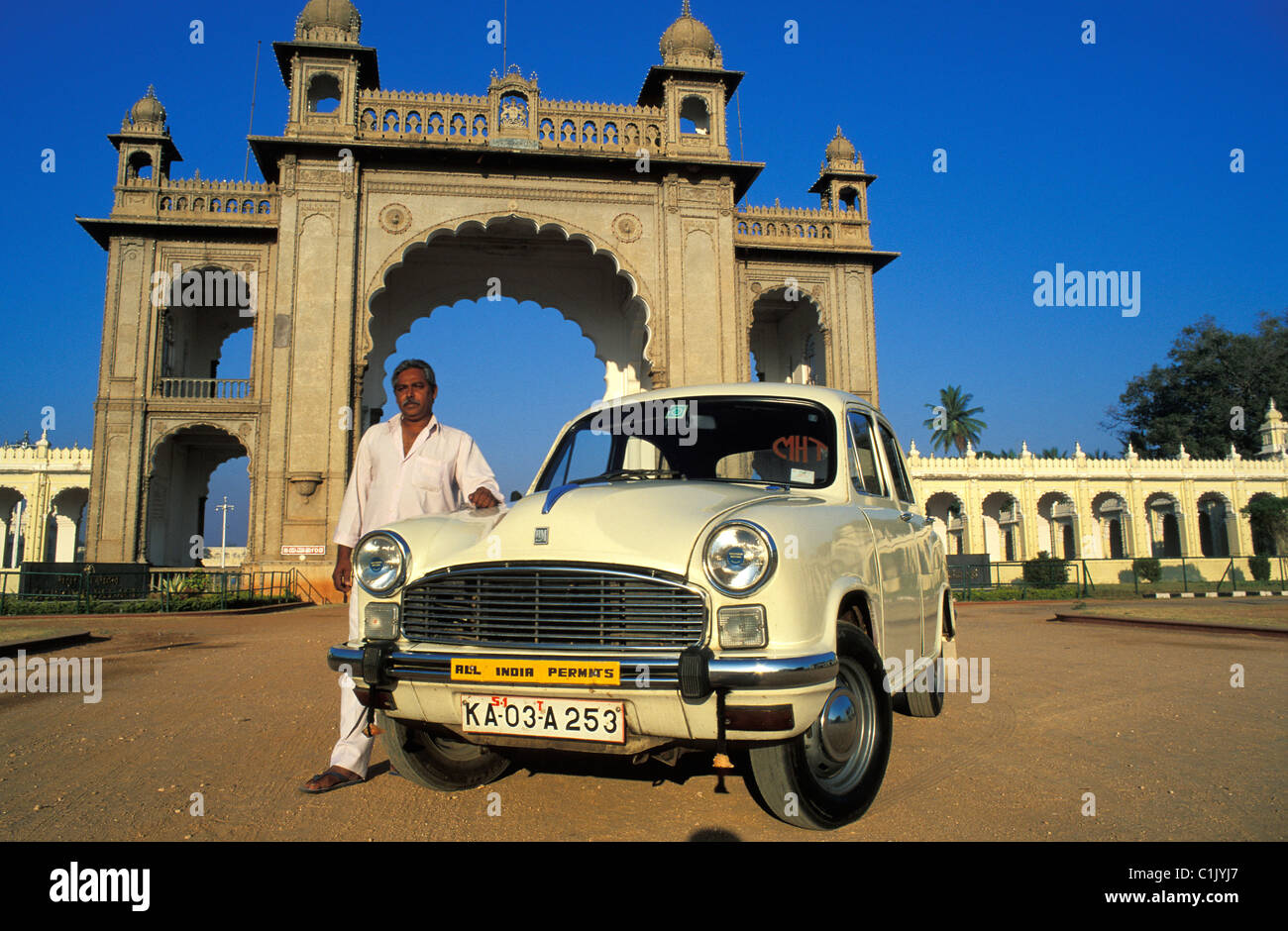 India, Karnâtaka, Mysore palace, ambassador car Stock Photo - Alamy