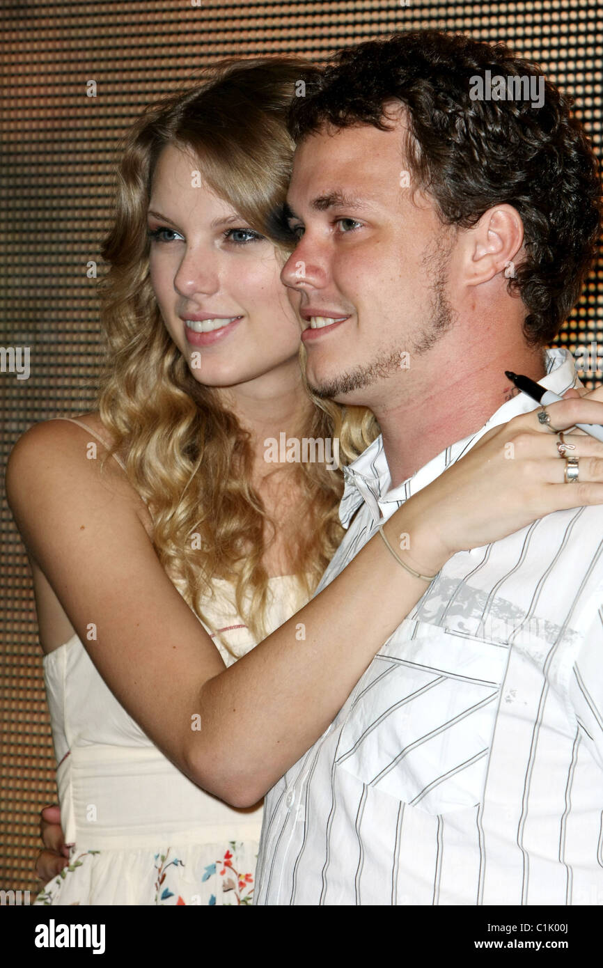Taylor Swift meets her fans and signs autographs during The 2009 CMA ...
