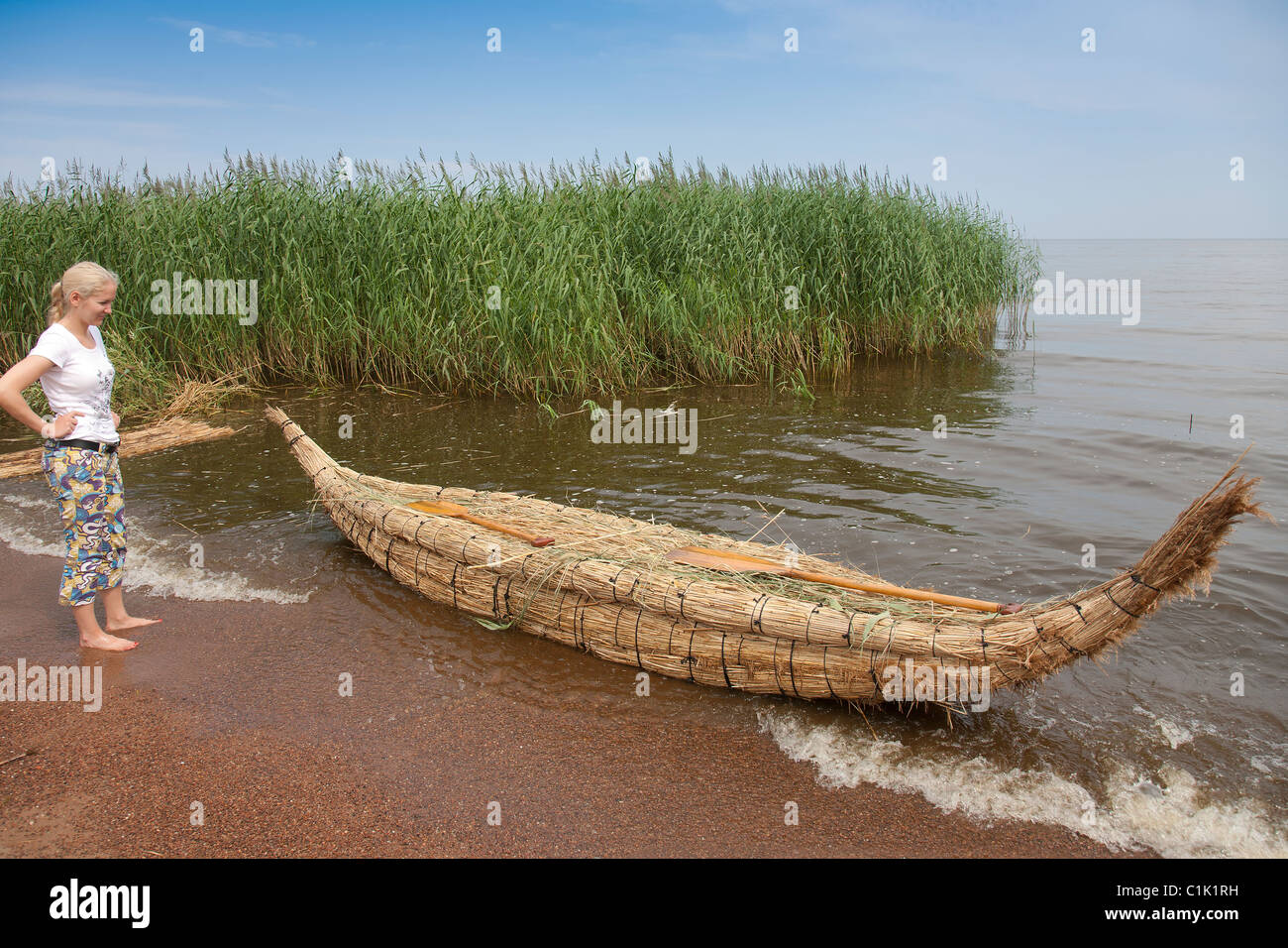Reed boat woman hi-res stock photography and images - Alamy