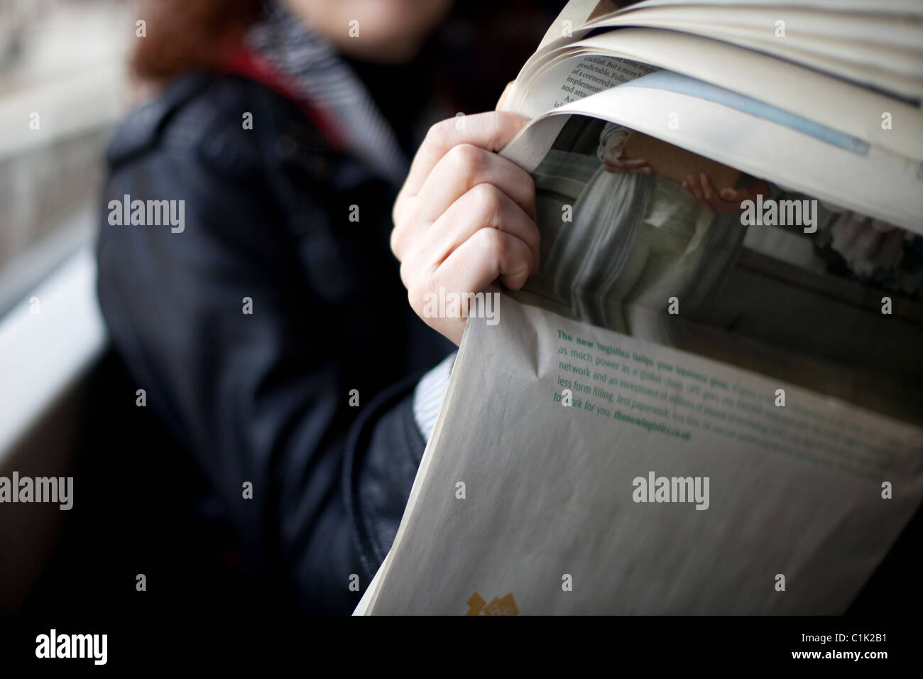 Reading broadsheet newspaper hi-res stock photography and images - Alamy
