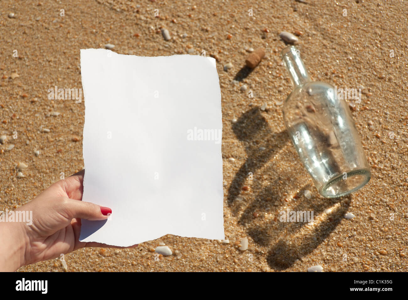 Note in bottle hi-res stock photography and images - Alamy