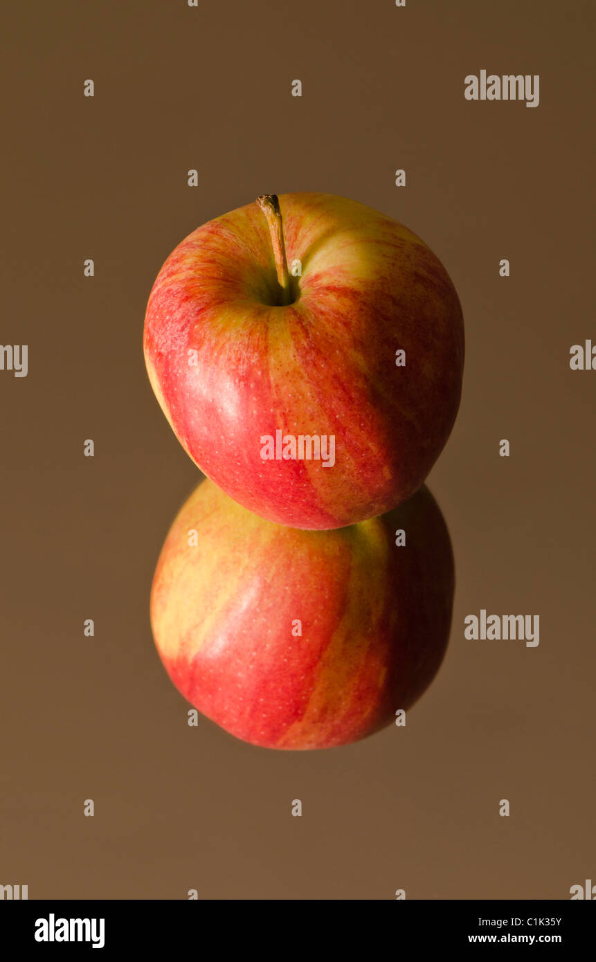 A red apple reflected side lit Stock Photo - Alamy