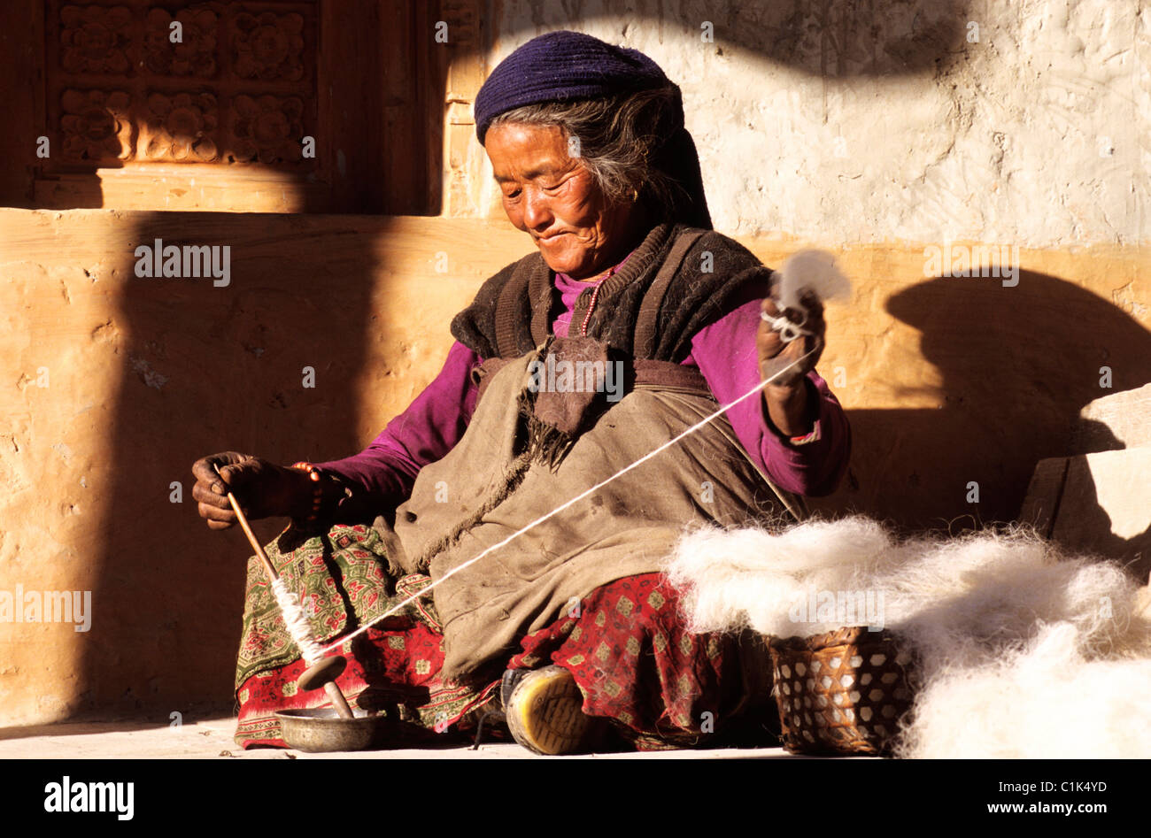 Nepal, Annapurnas, Kalopani, woman spinning wool Stock Photo - Alamy