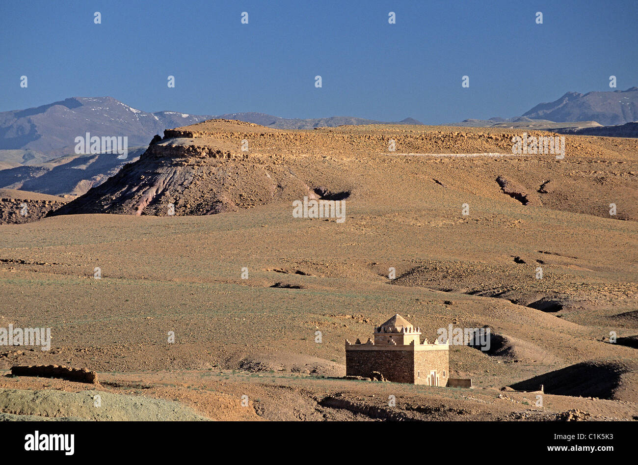 Morocco, High Atlas, Marabout shrine near Kasbah of Ait Benhaddou Stock ...